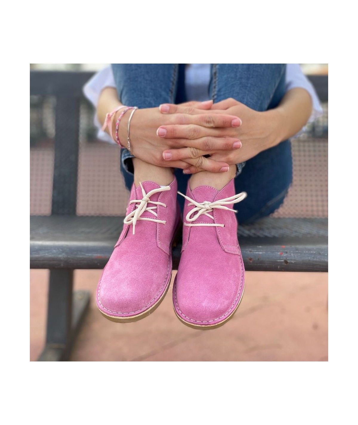 Botas safari color rosa chicle en piel serraje de gran calidad.