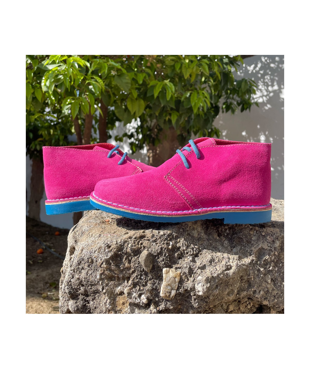 Bicolor fuchsia-light blue desert boots for men. Nobody expected them.