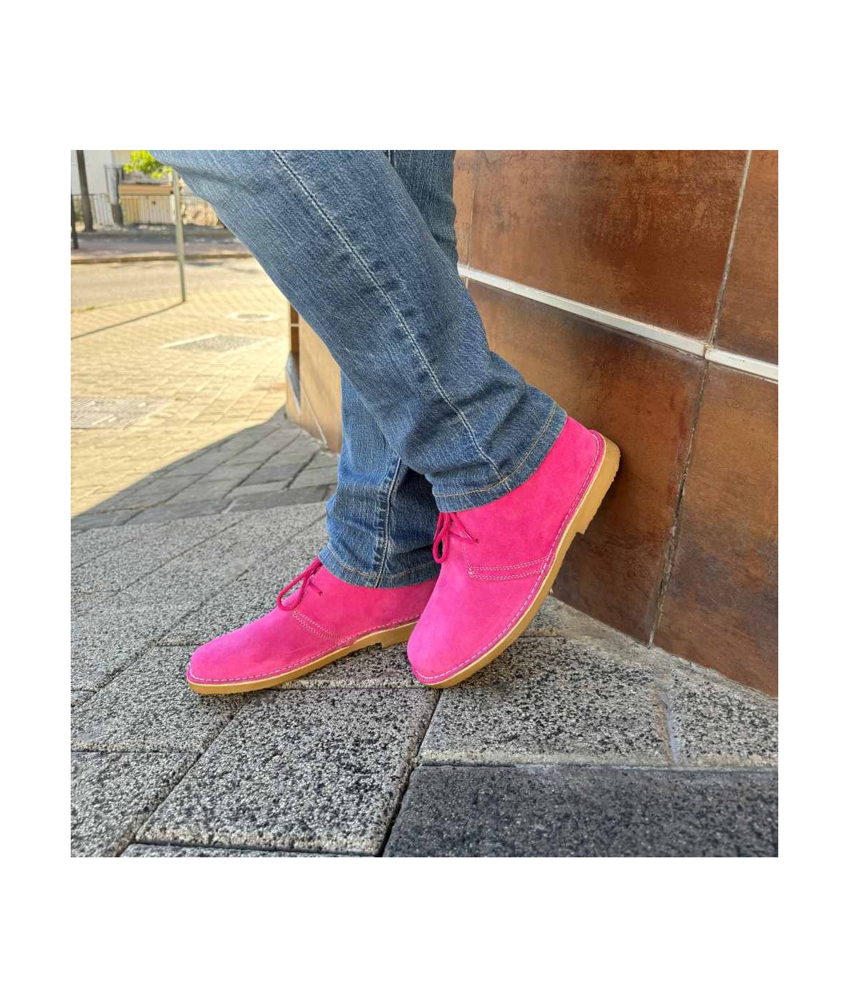 Fuchsia desert boots for men. Colors for all tastes.